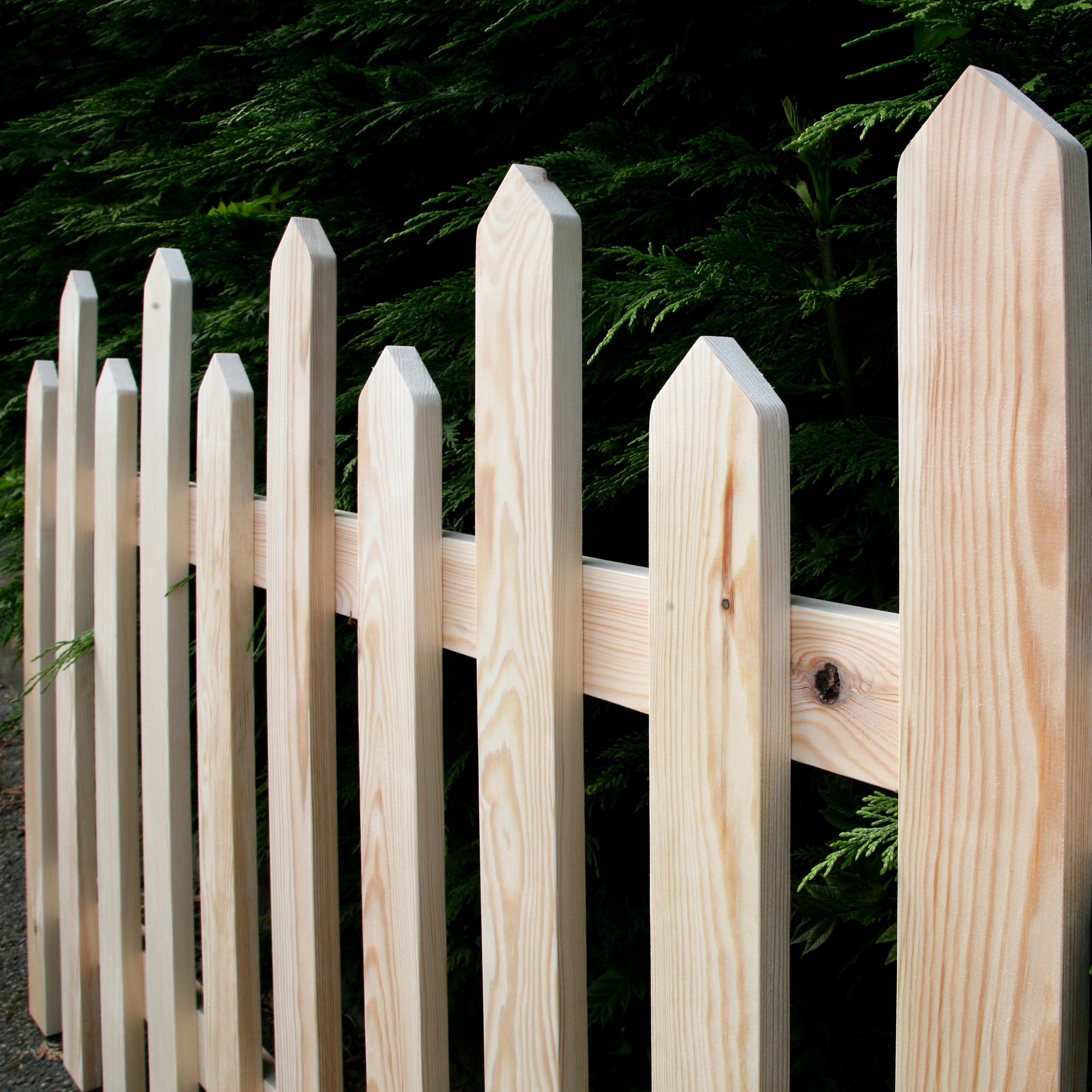 Natural High-Low Panel with Pointed Tops. – The Picket Fence Company